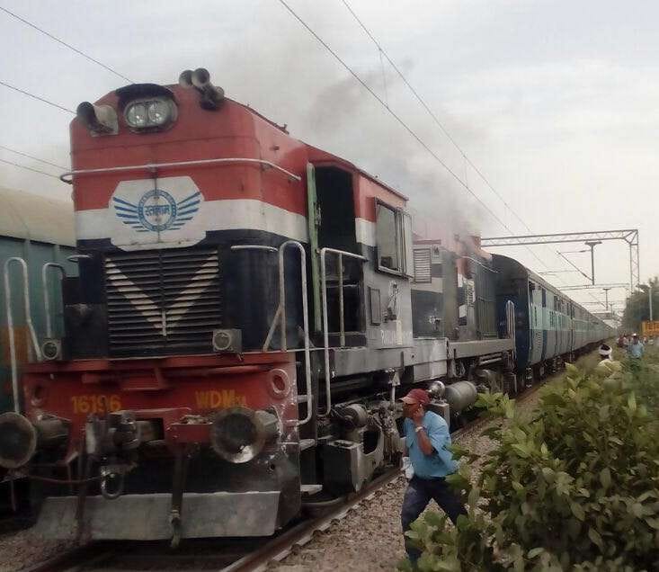 Sabarmati Engine Fire Again - साबरमती के इंजन में फिर लगी आग - Amar ...