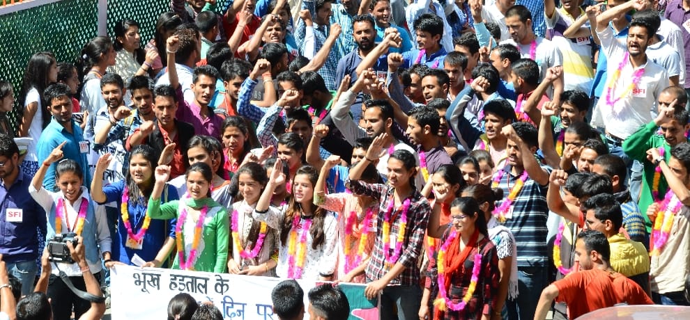 Sfi Chain Hunger Strike At Hp University. - छात्रों की मांगों को अनसुना ...