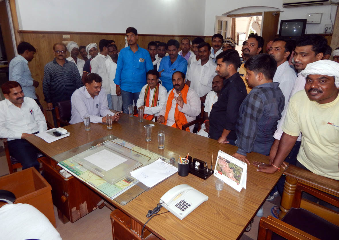 Dm Office Flanked By Legislators - डीएम कार्यालय का विधायक ने किया ...