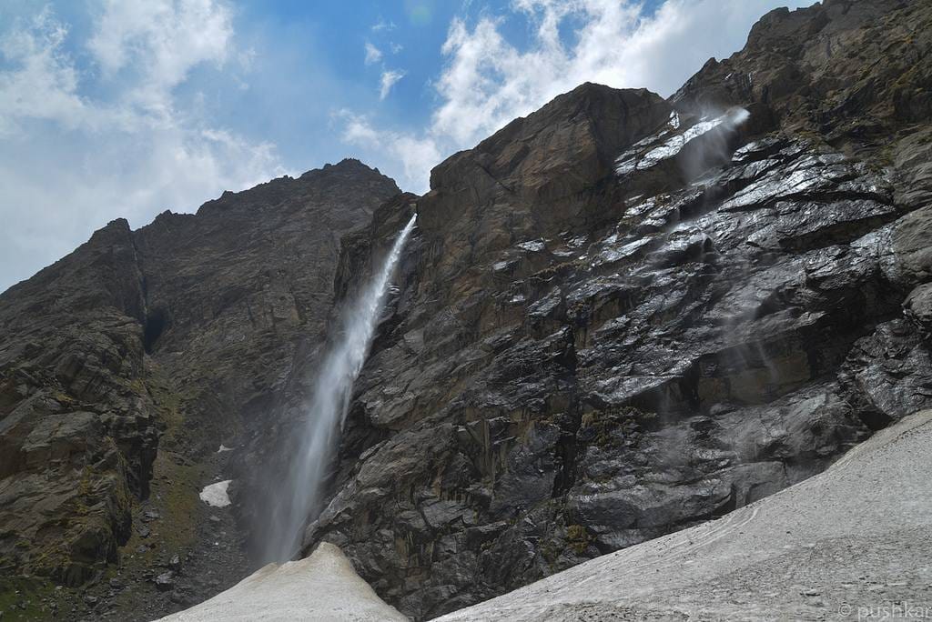 Vasudhara Waterfall Uttarakhand - पापियों के तन पर नहीं पड़ती बदरीनाथ ...