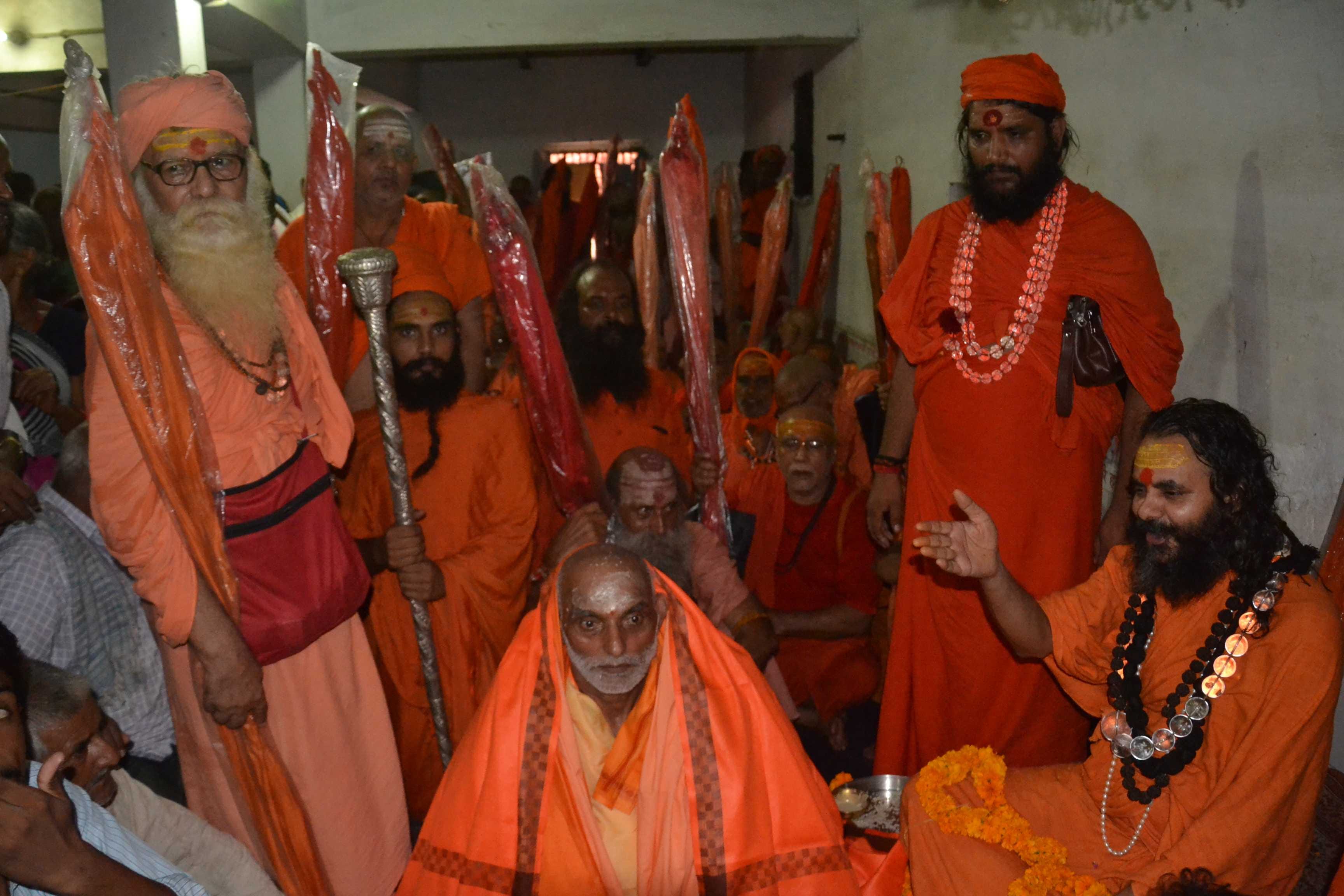 Altercation Between The Abbot Of Ramanand Ceremony - नोकझोंक के बीच ...