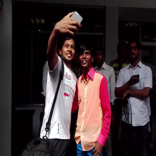 Bangladesh Actor Hero Alom Is Internet's Latest Sensation - चना बेचने ...