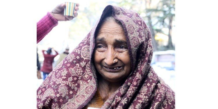 80 Year Old Kalasi Devi Injured Slipped On Snow In Shimla - शिमला आकर ...
