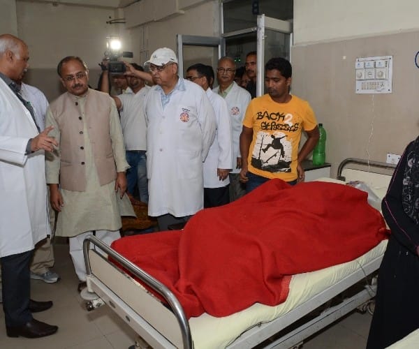 Up Minister Visits Balrampur Hospital In Lucknow. - योगी के मंत्री का ...