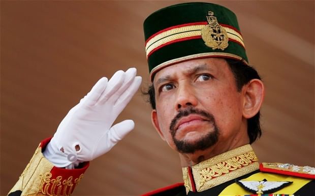 Sultans Of Brunei Wealth - इस आदमी के पास है 7 हजार कारें, घूमता है ...