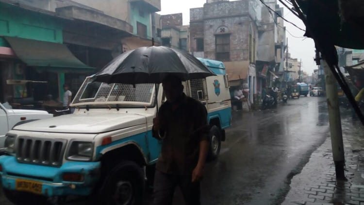 Rain After Light Storm Caused Change In Agra Weather Today - मौसम हुआ ...