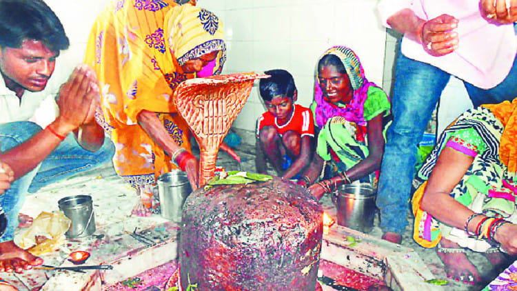 Center Of Faith Maneshwar Shiva Temple - सीधे इस शिवलिंग पर गिरता है ...