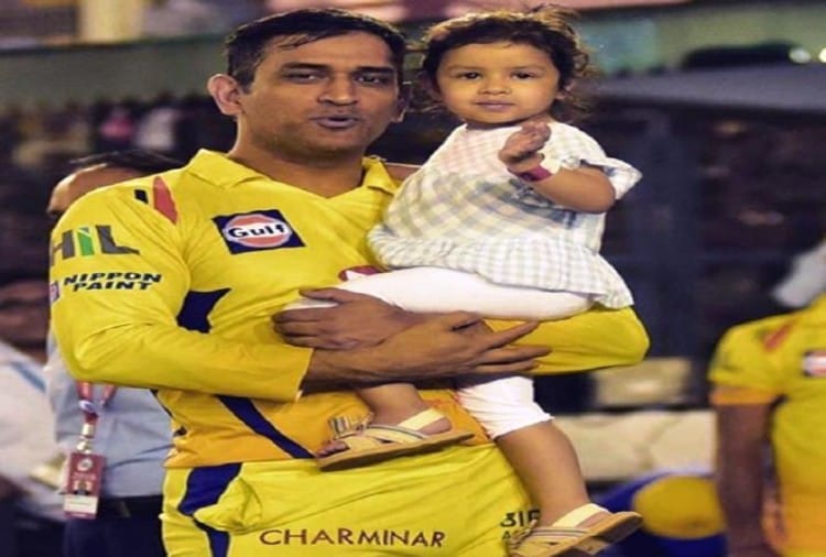 Ms Dhoni Daughter Jiva Wants To Hug Dhoni In Between Of Match - धोनी ...