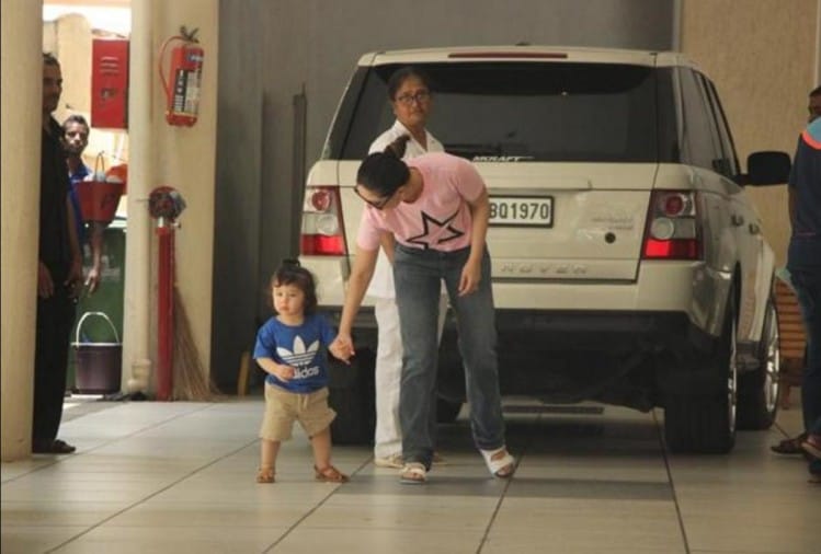 Adorable: मॉम करीना के खींचने पर भी क्यूट तैमूर कैमरों के लिए करते रहे ...