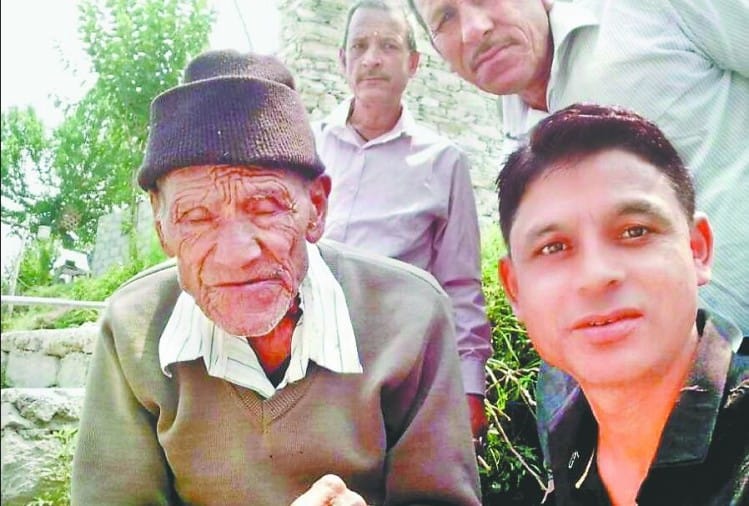 102 Year Old Prem Singh Give Vote In Tharali Assembly By Election 2018 ...