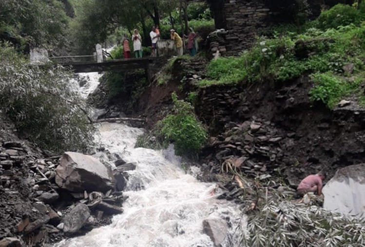 Himachal Weather Report Flood In Sarsa River Solan Wall Collapse Three ...