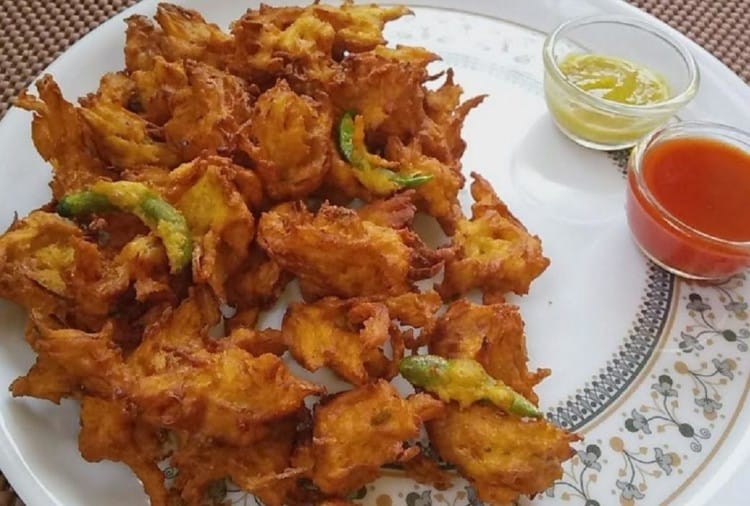 Try Sooji Ke Pakode Recipe In Hindi - शाम के नाश्ते में चाय के साथ बेसन ...