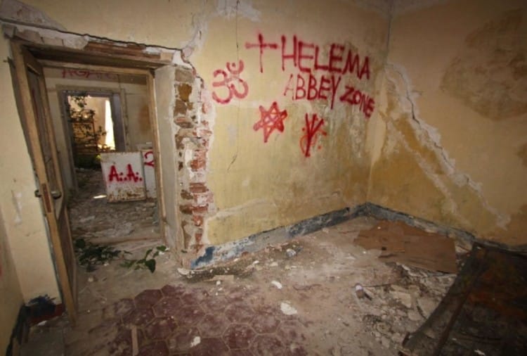 Know About Mysterious Man Alister Krouli - ये शख्स 'शैतान' को कैद करने ...