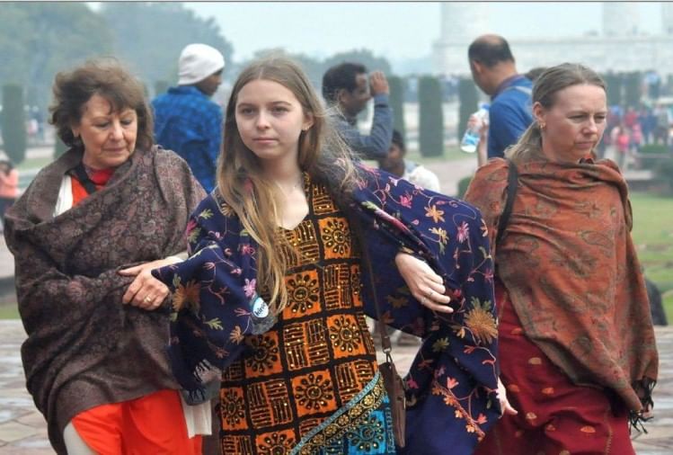 Cold Wave Start In Agra - सताने लगी सर्दी, ताजमहल पर ठिठुरते नजर आए ...