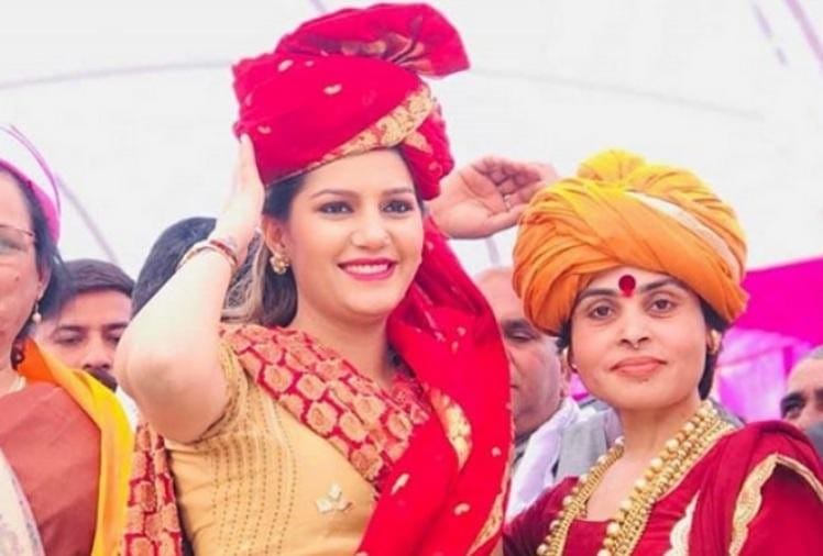 Bollywood Actress Sapna Choudhary With Sadhvi Deva Thakur, Photos Viral ...