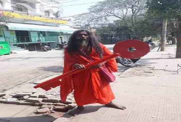 Kumbh 2019 This Unique Baba Walk With 20 Kg Of Key - कुंभ में छाए 'चाबी ...