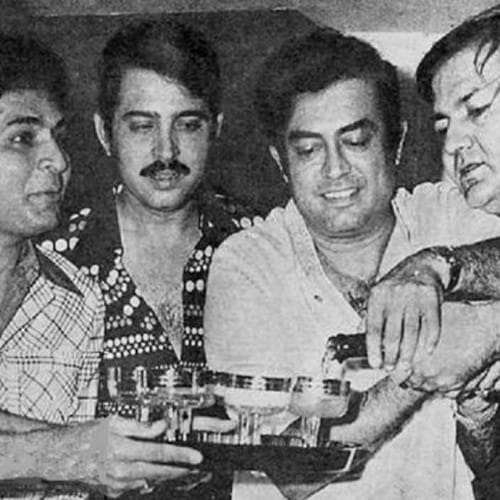 Over 60 Years Dharmendra Daughter Ajeeta Deol And Vijeta Deol Stay Away ...