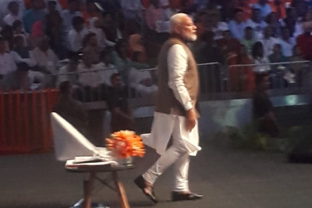 'मैं भी चौकीदार' में प्रधानमंत्री की ड्रेस और मंच पर रखा नारंगी ...