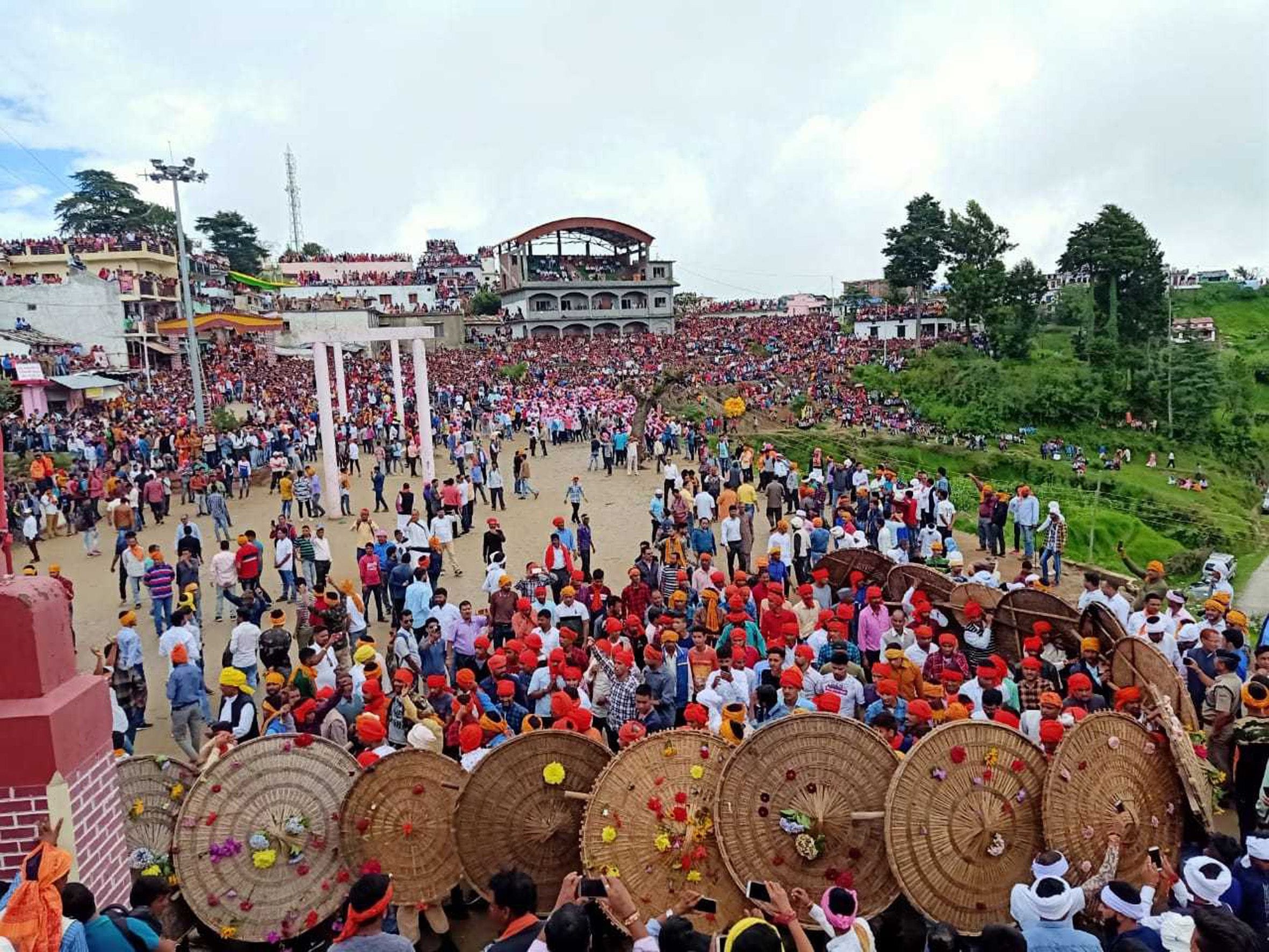Devidhura Bagwal Fair - Champawat News - देवीधुरा बगवाल:60 हजार नेत्रों ...