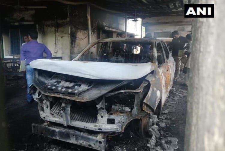 अज्ञात बदमाशों ने बीजेडी विधायक के घर में लगाई आग, दो कार सहित एक बाइक ...