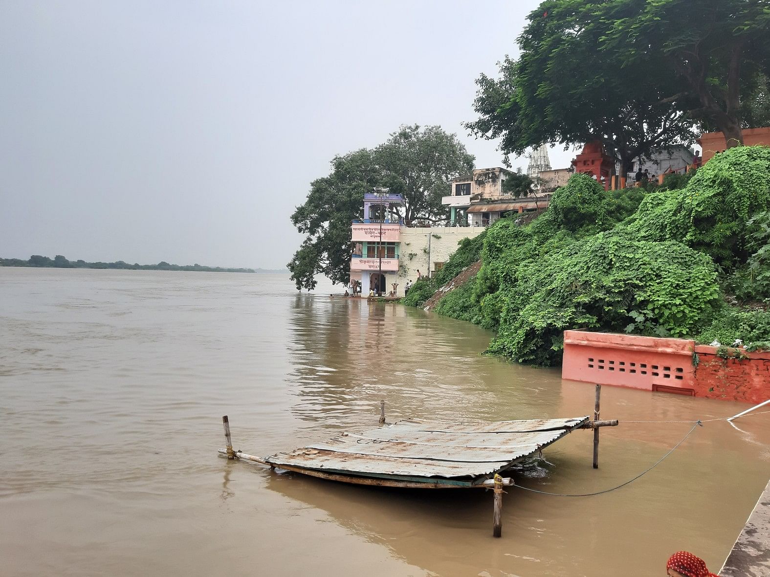 बाढ़ पूर्वांचल में गंगा ने खतरा निशान पार किया सीएम योगी ने