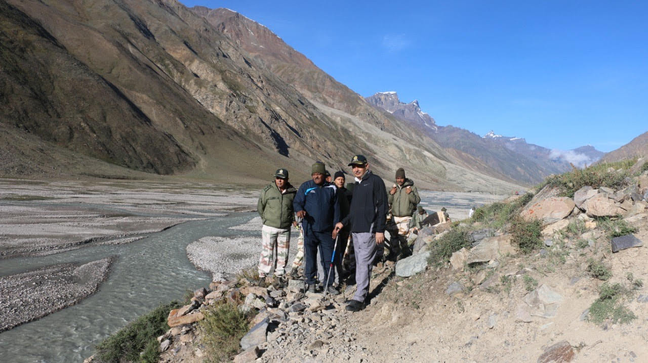 Itbp Dg Ss Deswal Reached High Altitude Area On Foot To Meet Jawans ...