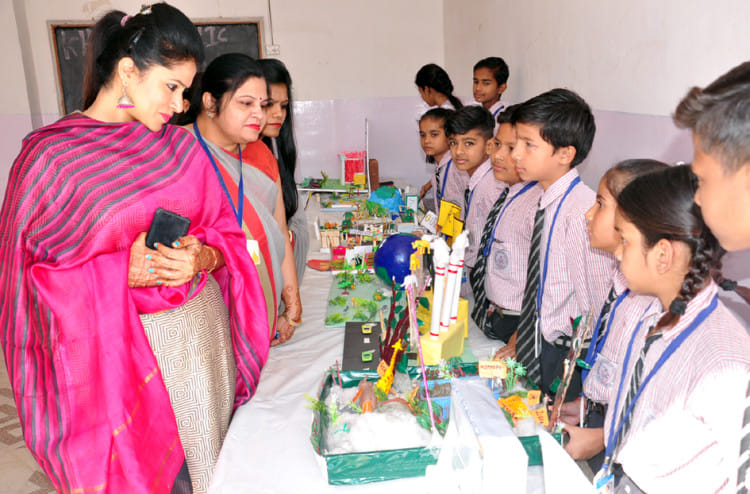 Decoration Items Made From West Material - वेस्ट मैटीरियल से बनाई सजावट ...