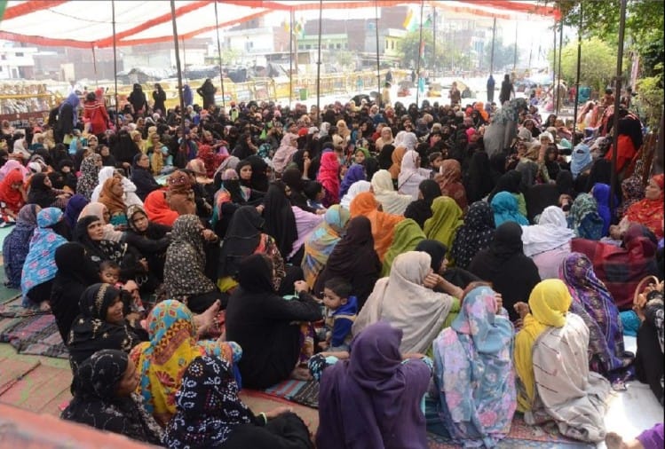 Caa Protest Continues In Aligarh Shahjamal Amu Police Officers Present ...