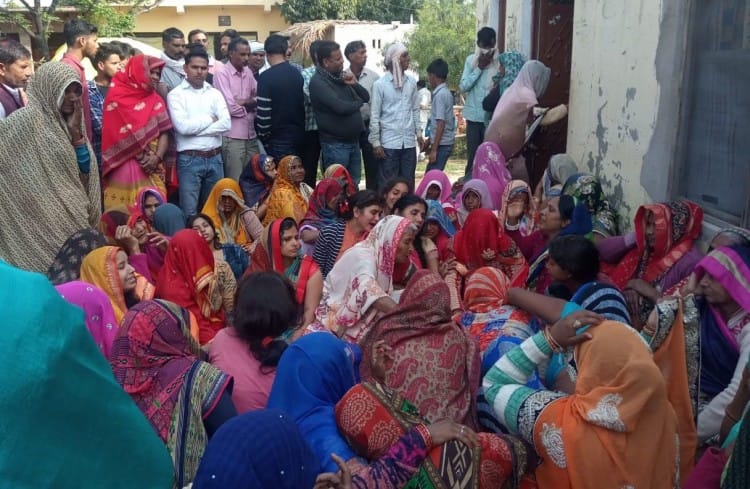 Sau Shayya Aspataal Mein Doktar Aur Sapa Netaon Mein Nokajhonk - सौ ...