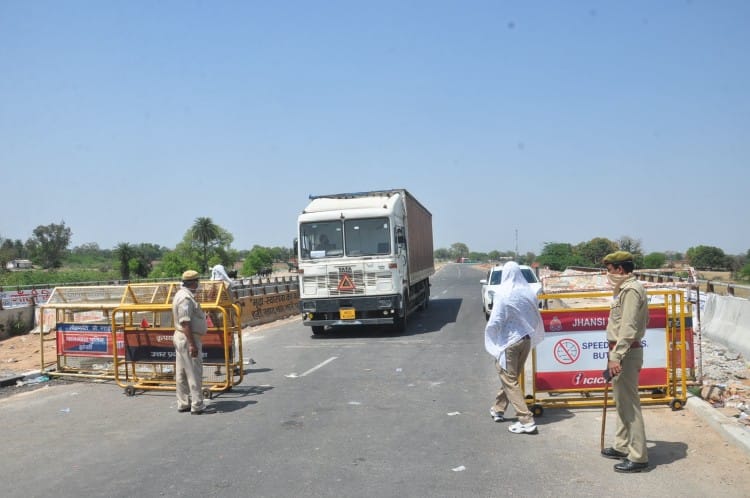 State Border Seal - झांसीः कोरोना संक्रमण को रोकने के लिए सील कीं जिले ...