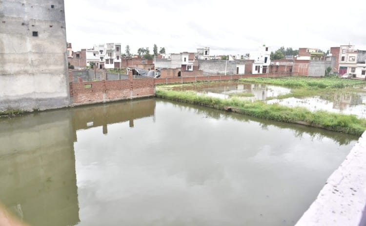 Water On Road In Chandausi - मंदिर मार्ग पर जलभराव से हो रही भारी ...