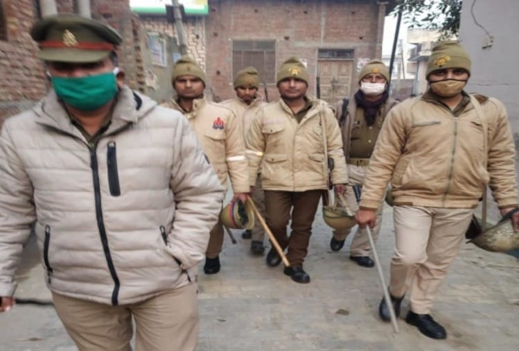 Baghpat: Police Marches Across The City, Appeals For Peace, Rld Workers ...