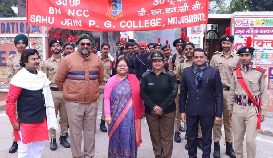 Cultural Programs With Flag Hoisting - Bijnor News - शिक्षण संस्थाओं ...