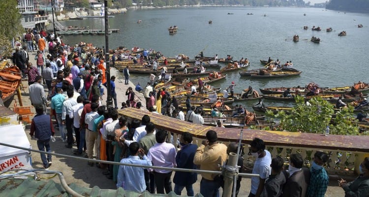 Long Queue For Sailing - नौकायन के लिए लंबी कतार - Nainital News