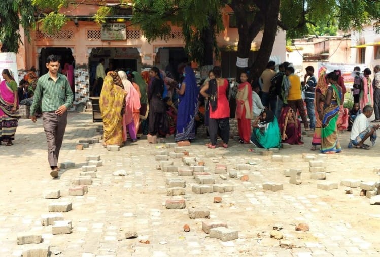 Brick Line Put On Varanasi Pindra Phc For Corona Vaccine Assault On ...
