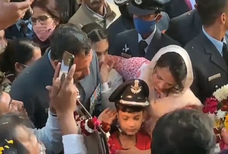 Son Of Martyr Prithvi Singh Chauhan Wear His Father Iaf Cap During Last ...