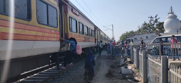 Train,rail,rpf,station,crossing Jam - होम सिग्नल फेल होने के कारण आधा ...