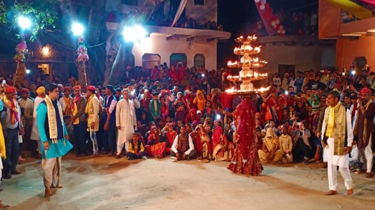 Holi 2022 Women Perform Charkula Dance On Holi In Mathura - ब्रज की ...