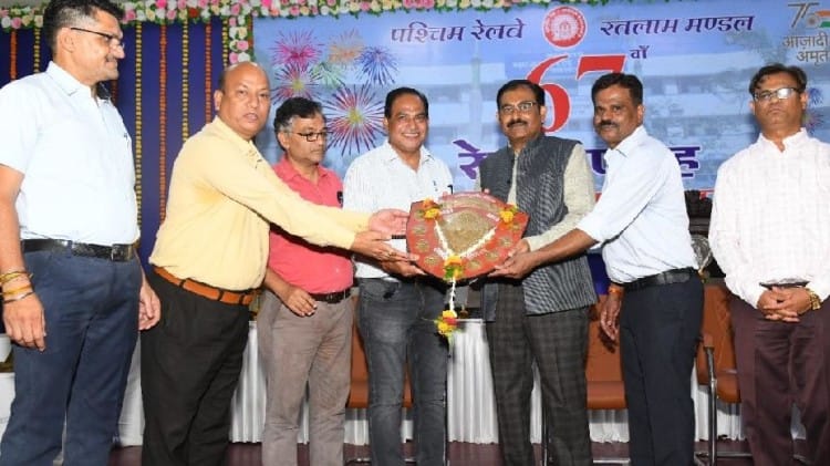 Ratlam: 67th 'rail Week' Of Ratlam Division, Drm Gave Awards To 220 ...