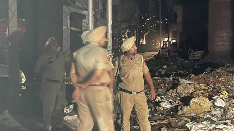 Encounter Between Police And Gangsters In Baltana Of Punjab - Amar ...