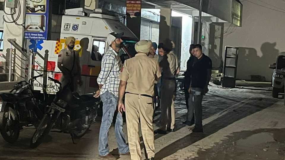 Encounter Between Police And Gangsters In Baltana Of Punjab - Amar ...