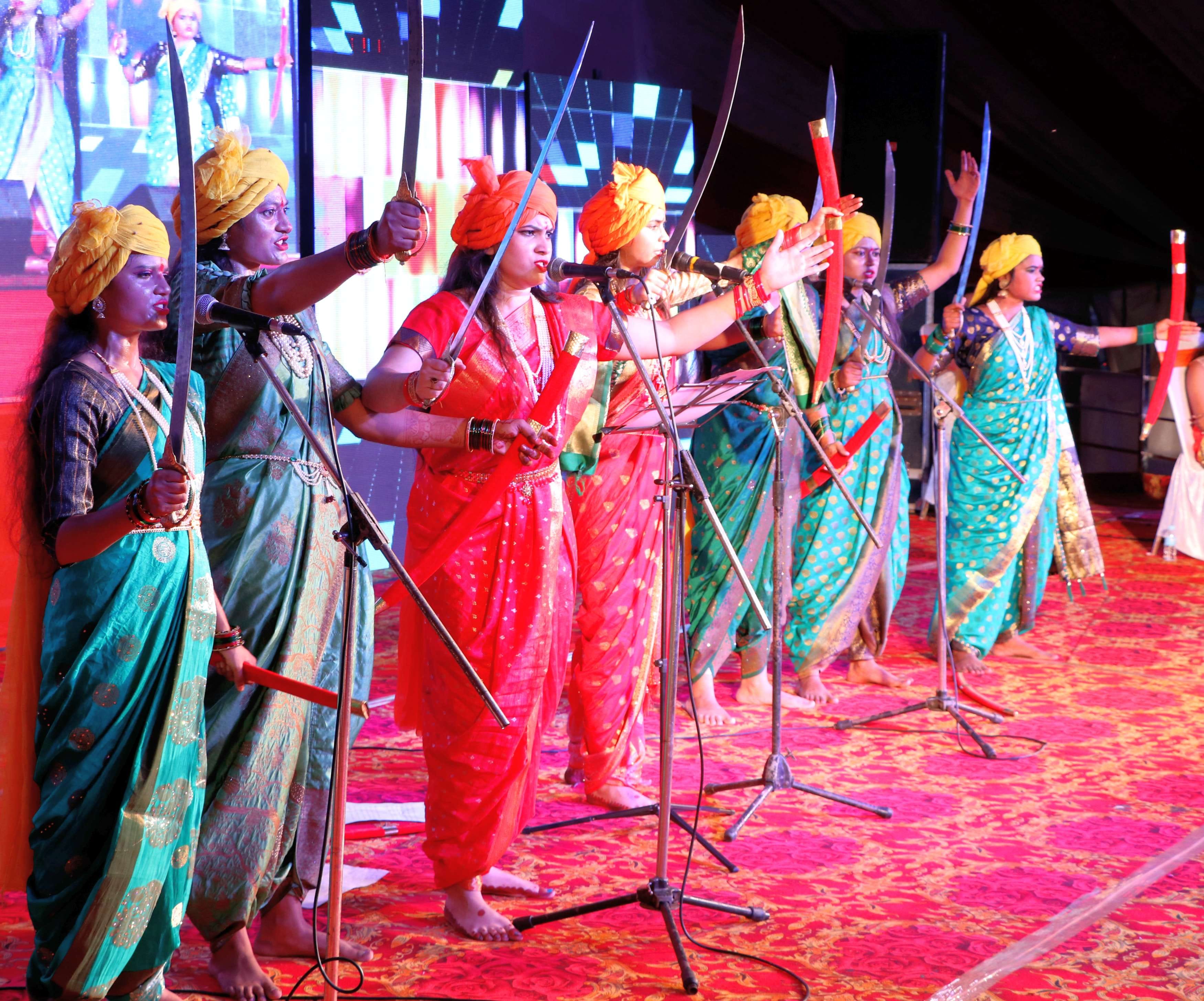 Mahoba: Vrindavan Was Seen In Kajali Fair Due To Peacock Dance And Holi ...