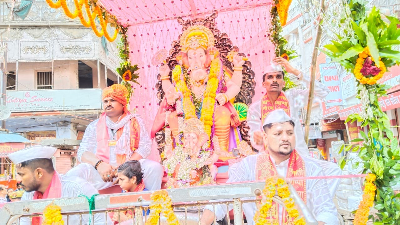 काशी में बिखरा महाराष्ट्र का रंग:भव्य शोभायात्रा के साथ विदा हुए लाल ...