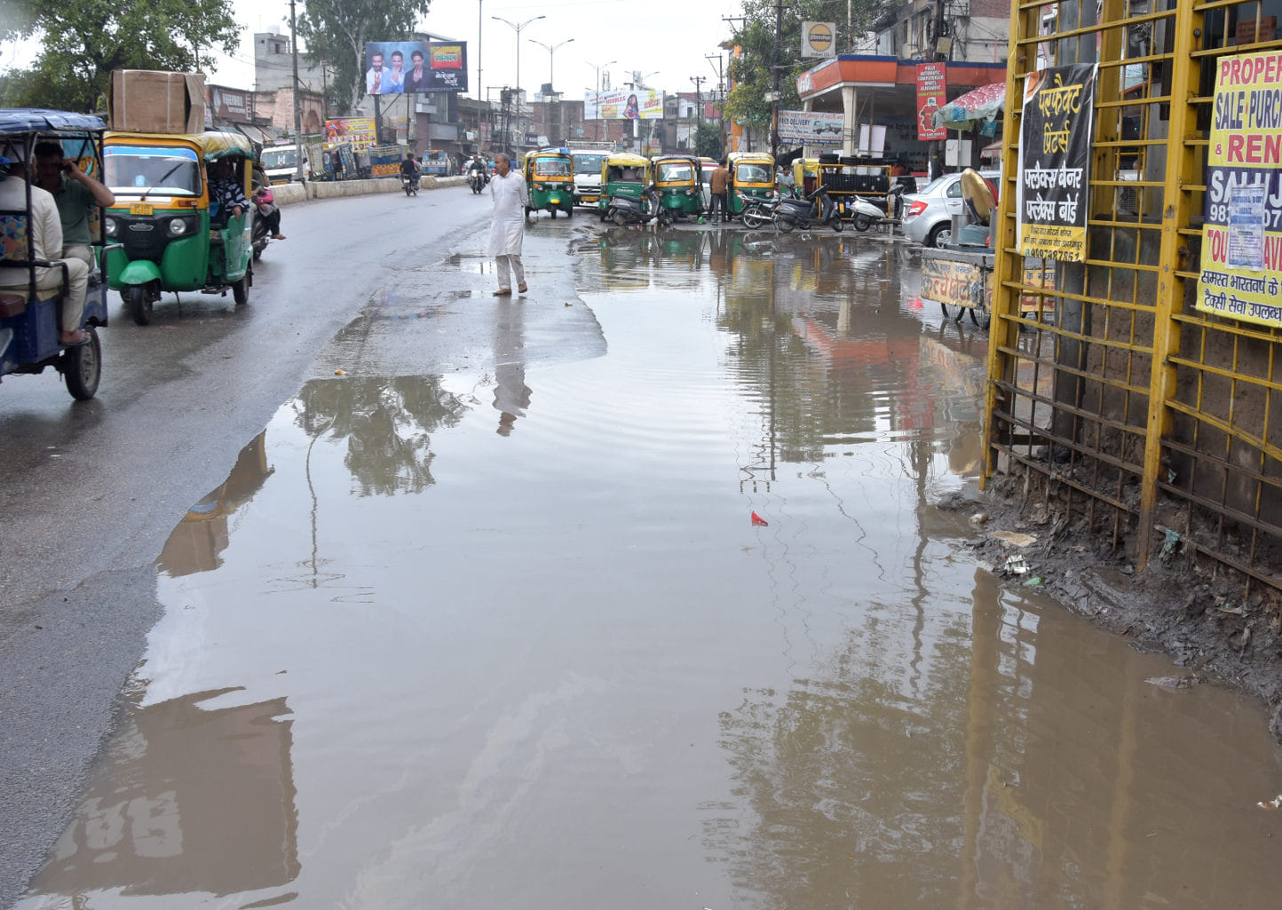 Temperature Dropped Due To Rain, Waterlogging And Mud Became Trouble In ...