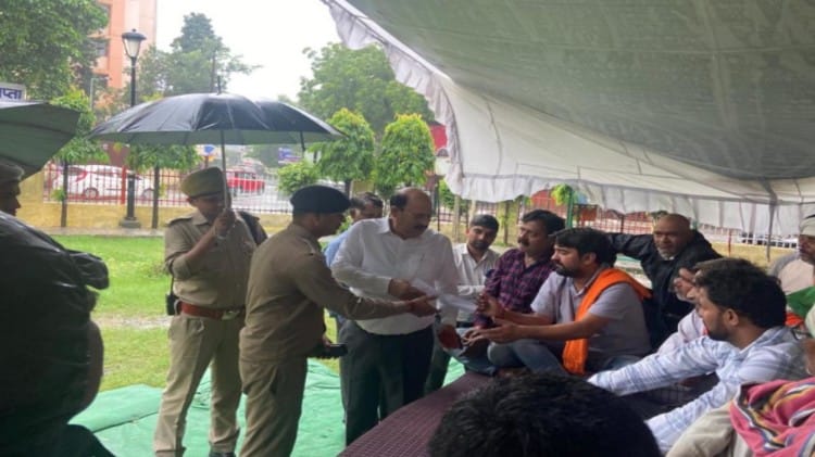 Meerut: People Of Nangla Shekhu Village End Their Protest From ...
