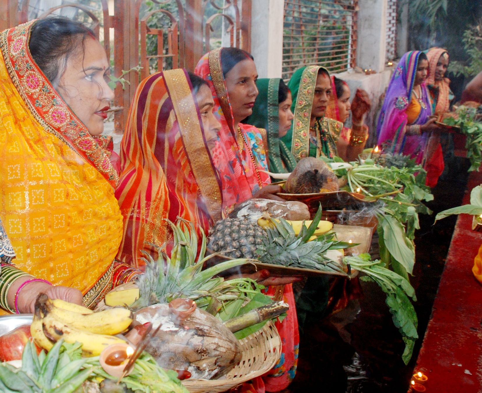 Chhath Puja By Keeping Nirjala Fast, Offering Arghya To The Sun ...