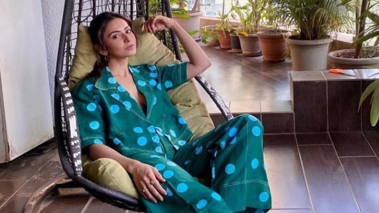 झूले पर बैठ रकुल प्रीत सिंह ने दिए किलर पोज