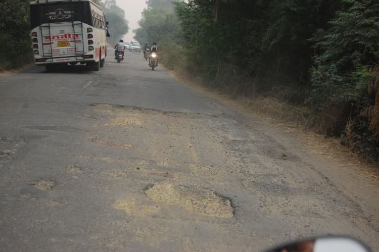 सड़कों और ब्लैक स्पॉट पर सफेद पट्टी, सांकेतिक चिह्न नहीं - White ...