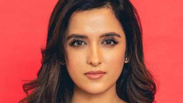 ऑफ शोल्डर ड्रेस में शर्ली में शर्ली सेतिया की कातिलाना अदाएं