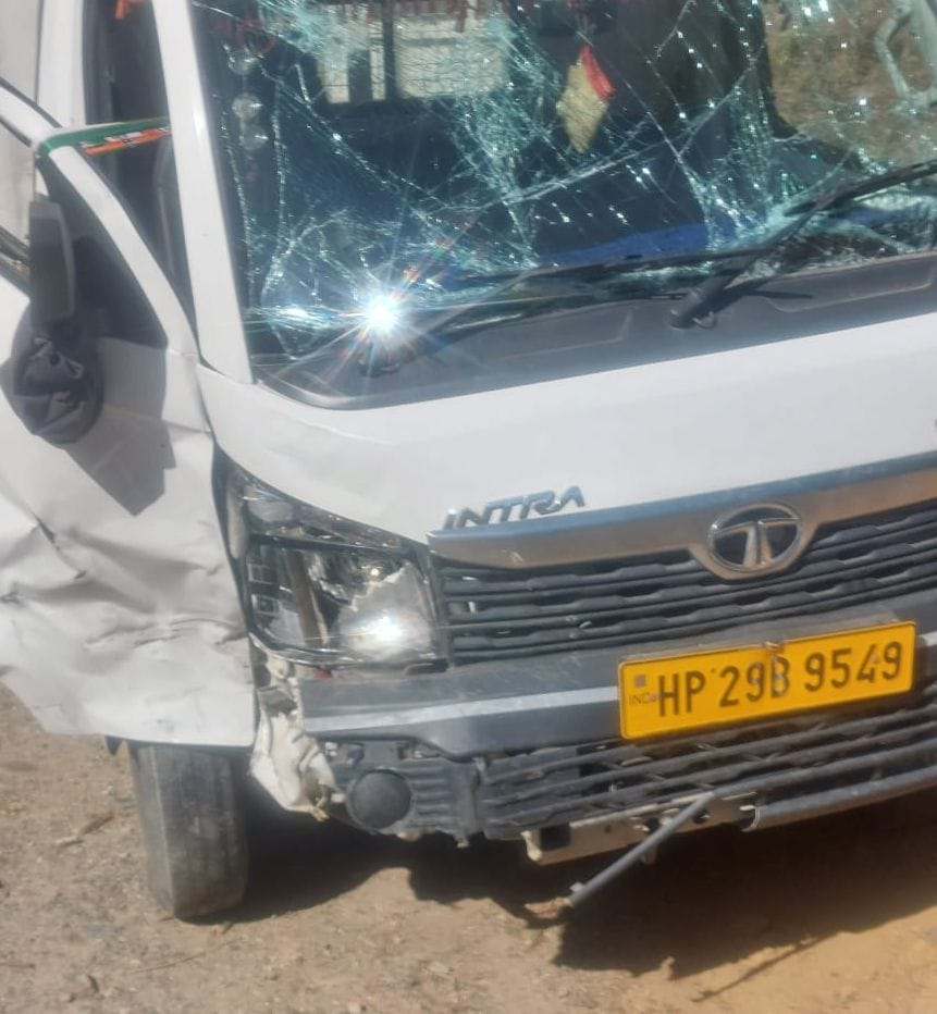 Four Injured In Collision Between Car And Tempo On Mandi-pathankot Nh ...